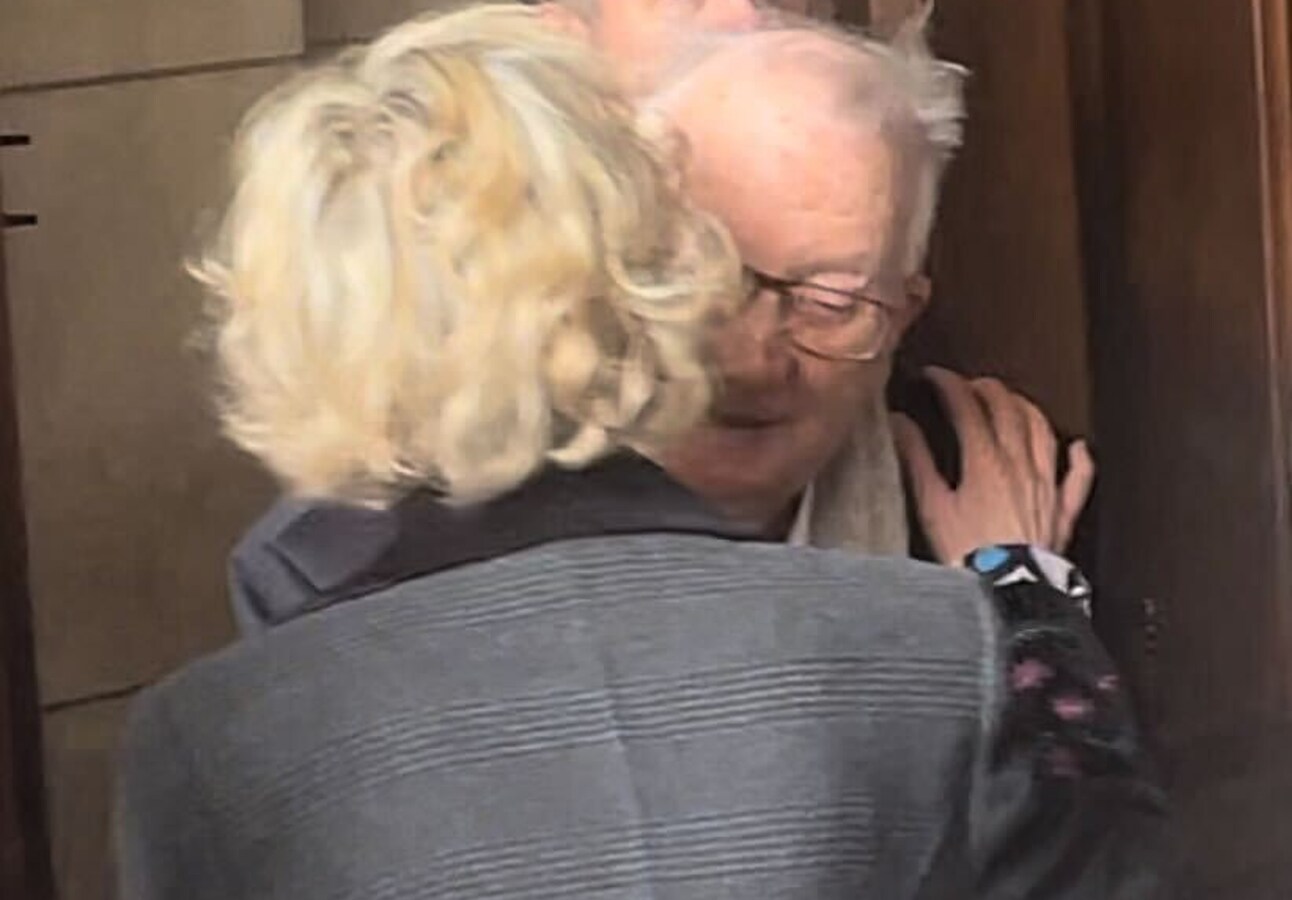 Le roi Albert et la princesse Delphine échangent un premier signe d ...