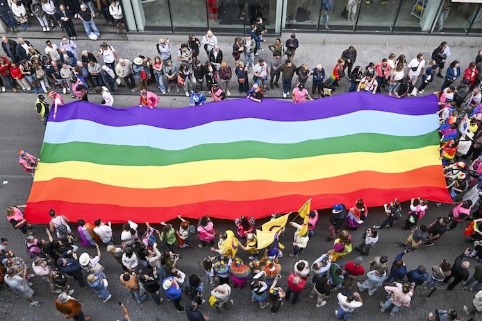 La Pride rassemble 70.000 personnes à Bruxelles, un char de la N-VA ...