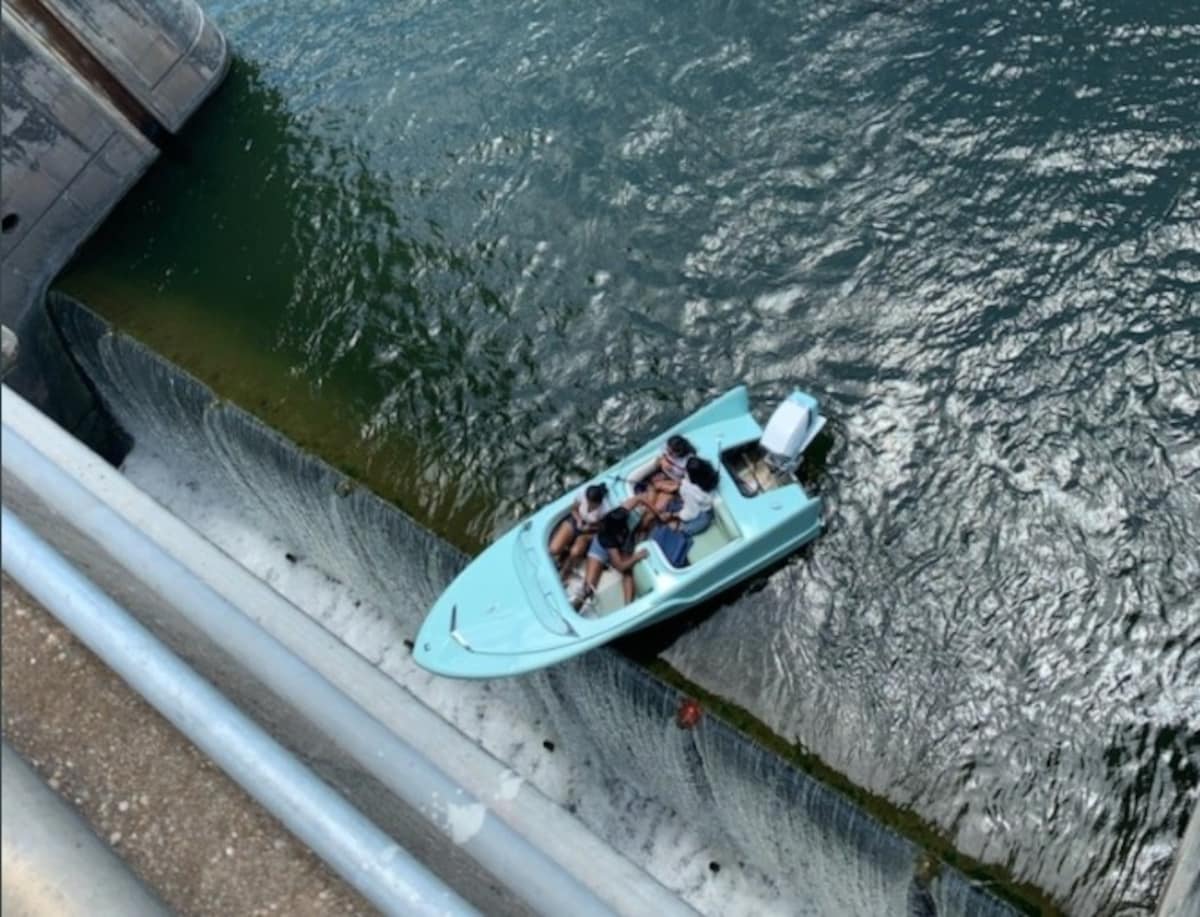 Leur bateau penche dangereusement au-dessus d’un précipice: “Elles ...