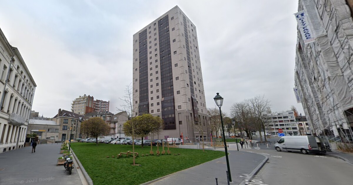 Des policiers tentent d’arrêter des trafiquants de drogue à Saint ...