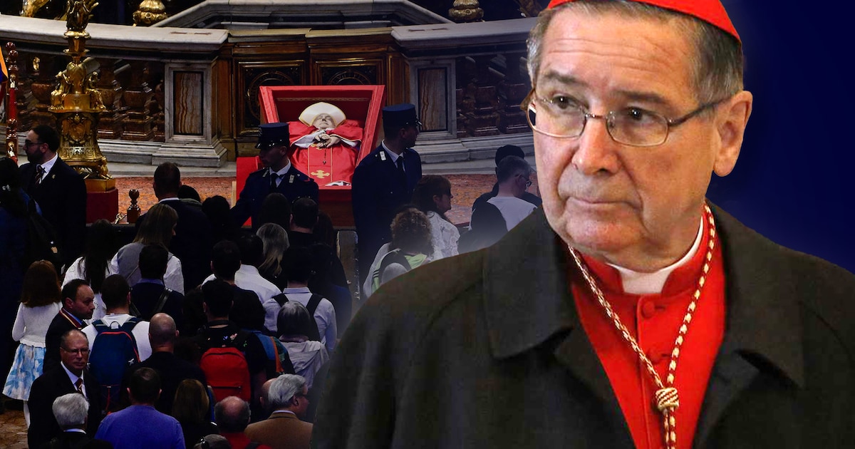 Le cardinal Roger Mahony aux côtés du cercueil du pape François: “Une ...