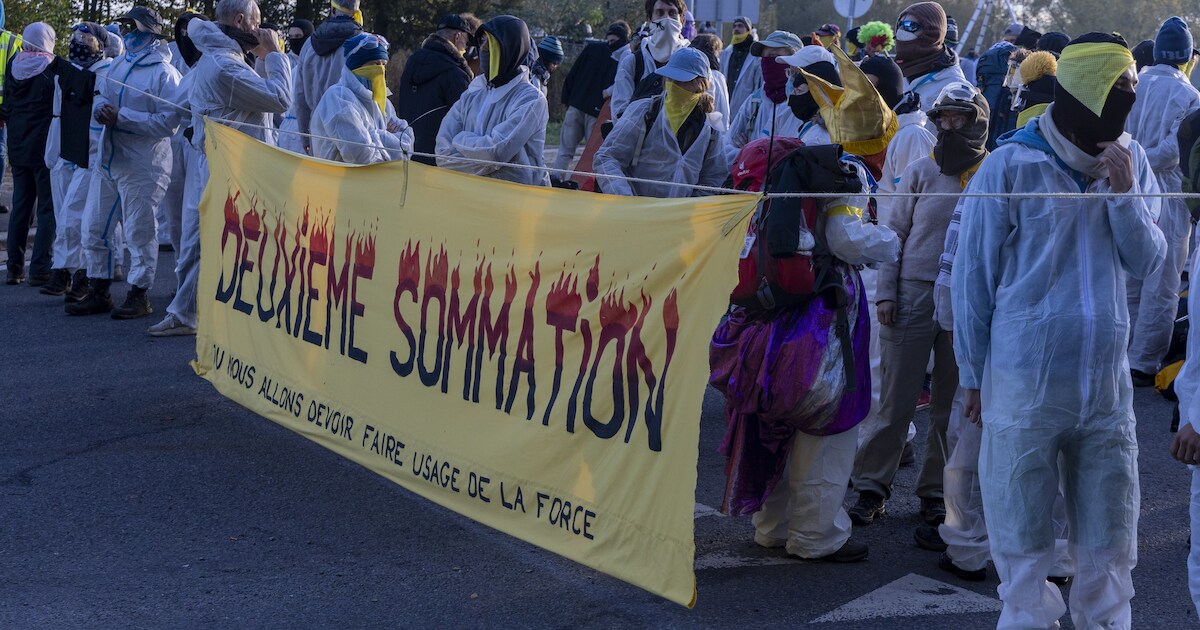 Les activistes de Code Rouge simulent leur mort devant le siège de ...