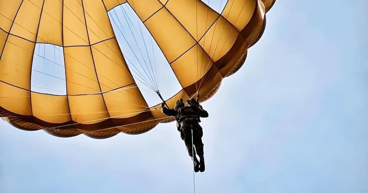 Les parachutes de deux soldats néerlandais s’emmêlent et s’écrasent ...