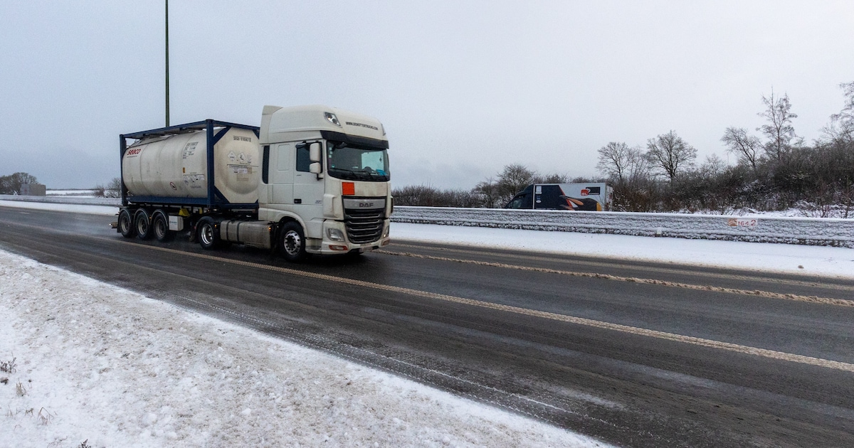 La neige provoque le chaos sur l’E411: l’autoroute fermée à plusieurs ...